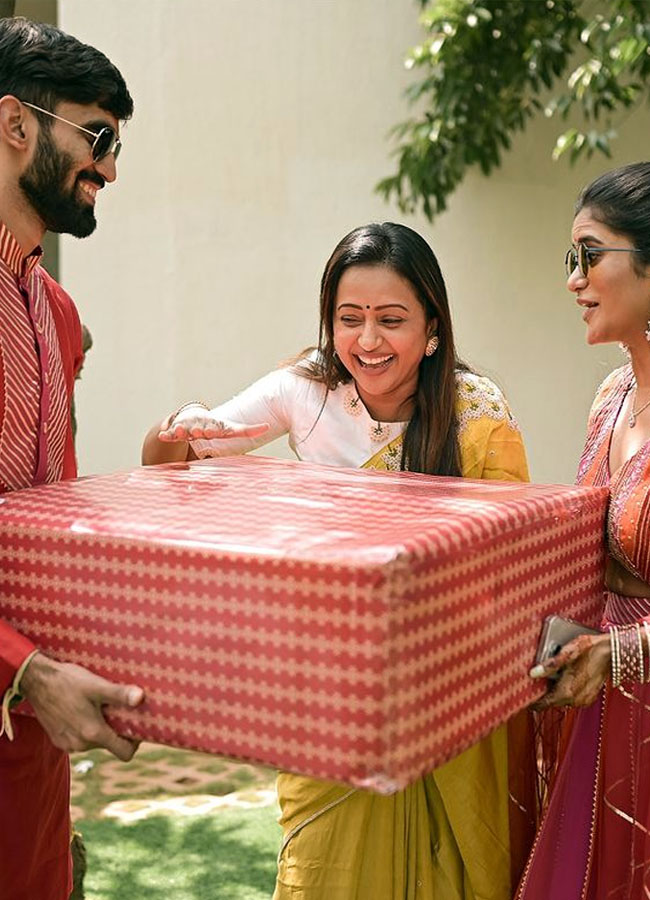 ఆర్జీవీ మేనకోడలు శ్రావ్య వర్మ పెళ్లి వేడుకలు.. సందడి చేసిన యాంకర్ సుమ ...